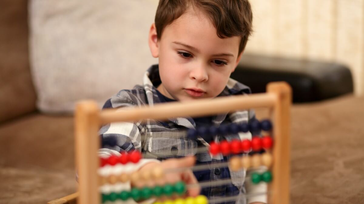 O que é o ábaco, instrumento milenar de fazer cálculos?